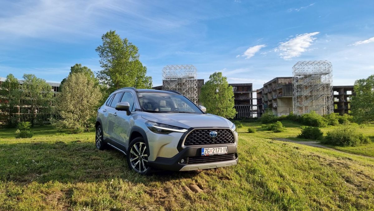 Novi milenij: Toyota Corolla Cross iz zraka i sa zemlje | Portofon